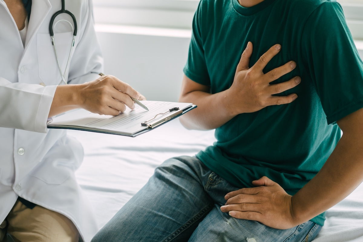 Dor no tórax: 15 causas principais (e o que fazer) - Com Saúde Brasil